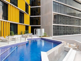 Piscina externa, funciona das 8h às 22h, guarda-sóis, espreguiçadeiras