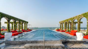 2 piscinas externas, funciona das 8h às 20h, guarda-sóis