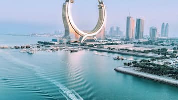 Uma grande ponte moderna com um design de arco único que atravessa um corpo de água.