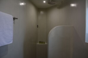 Quarto conforto, vista para a piscina | Chuveiro