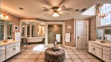 Quarto Superior | Casa de banho | Uma banheira, um secador de cabelo, roupões, chinelos