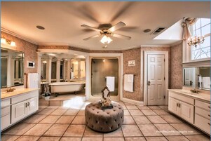 Quarto Superior | Casa de banho | Uma banheira, um secador de cabelo, roupões, chinelos 