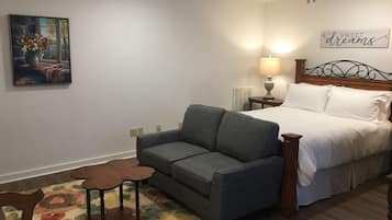 Quarto Tradicional, 1 cama queen-size | Ferro/tábua de engomar, Wi-fi grátis, roupa de cama fornecida