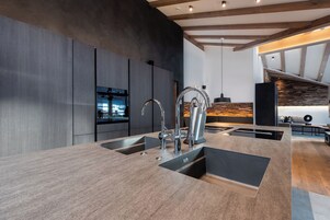 Apartamento Deluxe | Cozinha privada | Uma máquina de café expresso, uma cafeteira/bule, um frigorífico 