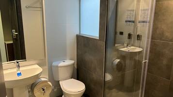Quarto Individual Básico, 1 quarto | Casa de banho | Um polibã, toalhas fornecidas