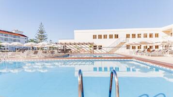 Piscina interior, piscina exterior, guarda-sóis, espreguiçadeiras