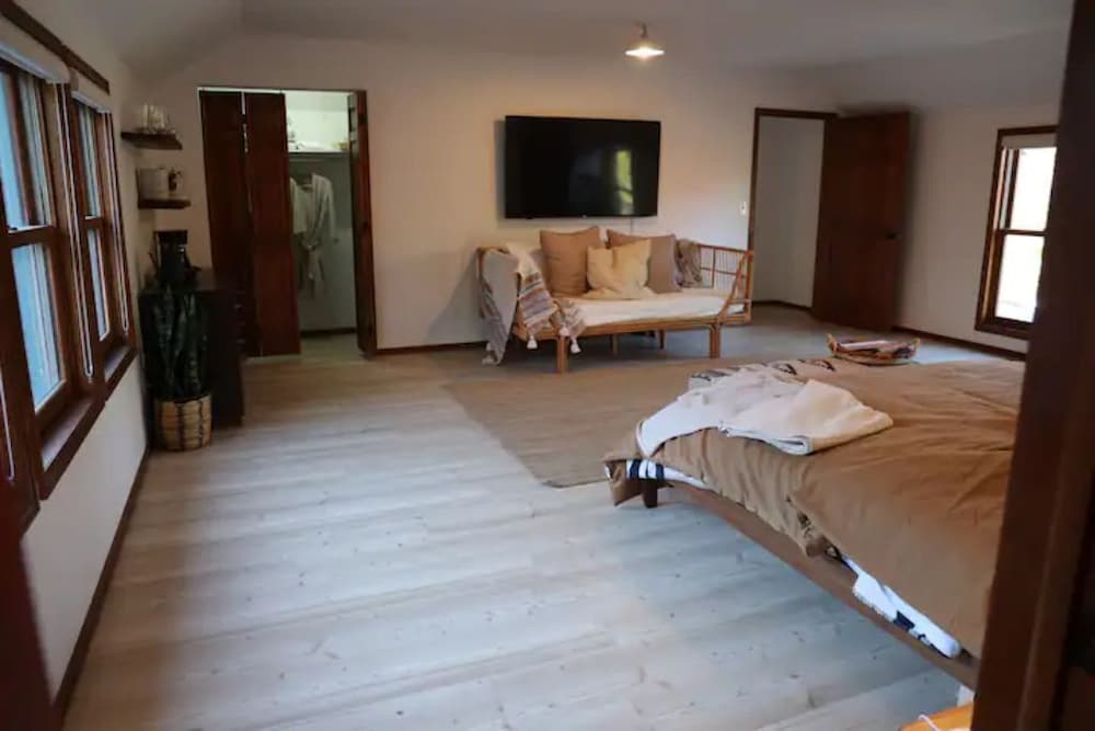 * New * Modern Chic Studio /Soaking Tub/ Bike Path - Boulder, CO
