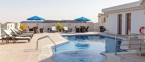 Piscina externa, espreguiçadeiras