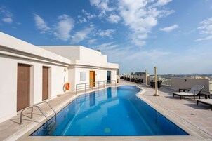 Piscina externa, espreguiçadeiras