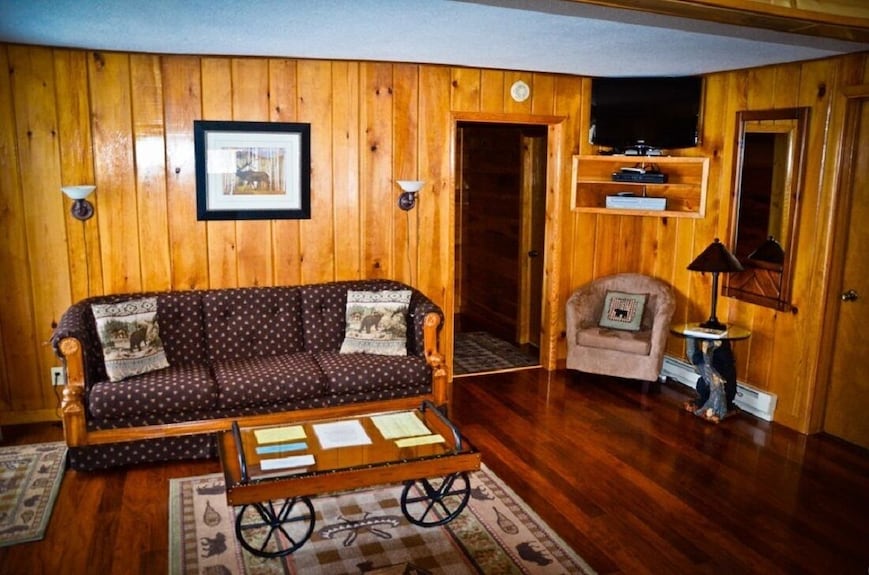 Knotty Pine - Michigan