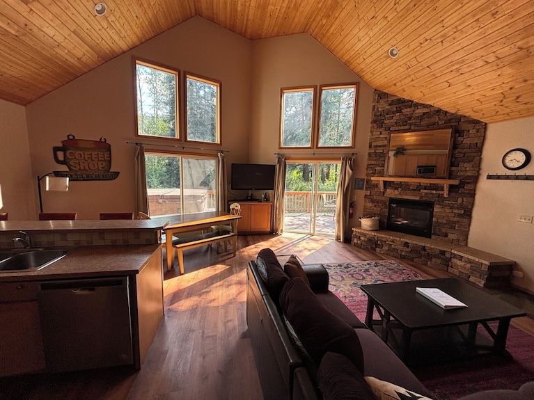 Amazing Riverfront Cabin! 8 Person Hot Tub, 20 Min To Stevens And Leavenworth! - Lake Chelan, WA