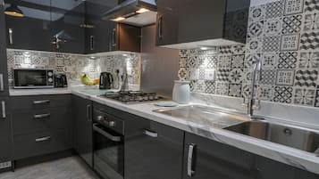 Um frigorífico, uma máquina de lavar louça, uma chaleira elétrica