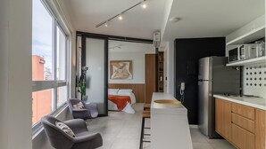 Um apartamento moderno com cozinha, sala de jantar e sala de estar.