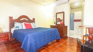 Quarto standard | Cofres nos quartos, Wi-Fi de cortesia, roupa de cama