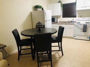 Apartamento Tradicional em Condomínio Fechado | Sala de estar | Smart TV de 55 polegadas com canais digitais, filmes pagos 