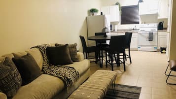 Apartamento Tradicional em Condomínio Fechado | Sala de estar | Smart TV, Netflix, Hulu, serviços de streaming