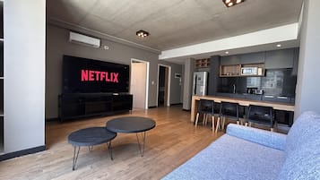 Apartamento (9A) | Sala de estar | Smart TV de 40 de polegadas com canais por cabo, Netflix, filmes pagos