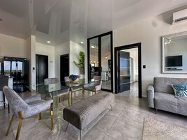 Smart TV 40 polegadas com canais a cabo, pisos aquecidos