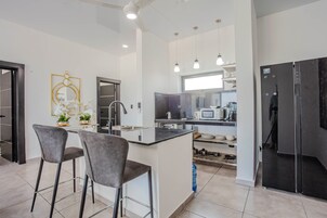 Apartamento Deluxe | Cozinha privada | Um frigorífico, um micro-ondas, uma torradeira, liquidificador 