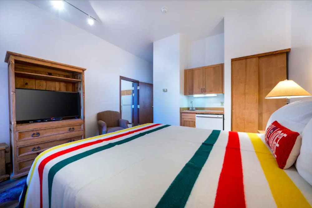 Kintla Lodge: Ski-in/ski-out - Whitefish, MT