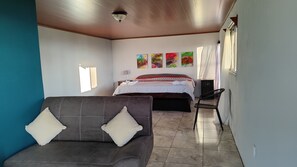 Sunrise Arenal Volcano View | Sala de estar | Televisor de ecrã plano de 32 polegadas com canais por cabo 