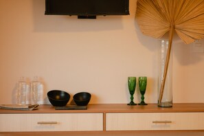 Quarto Duplo Sénior | Sala de estar | Televisor de ecrã plano de 32 polegadas com canais por cabo, televisor 