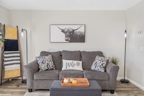 Apartamento em Condomínio Fechado, várias camas, cozinha, vista para o jardim (Kim's Dream Retreat) | Sala de estar