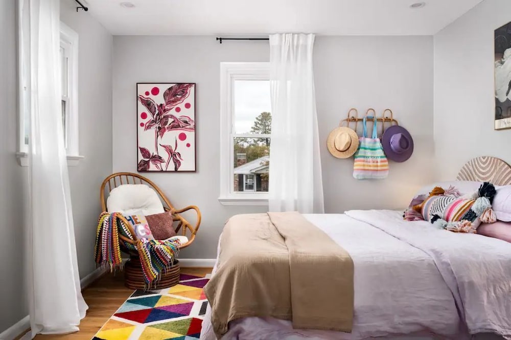 Eclectic Mid Century Modern 3BD/3BA with *Hot Tub* - Arlington | Vrbo