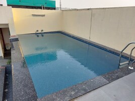 Piscina no piso superior