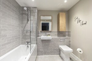 Apartamento | Banheiro | Produtos de toalete grátis, secador de cabelo, toalhas de banho