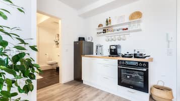 Suíte clássica | Cozinha privada | Geladeira grande, micro-ondas, fogão, cooktop