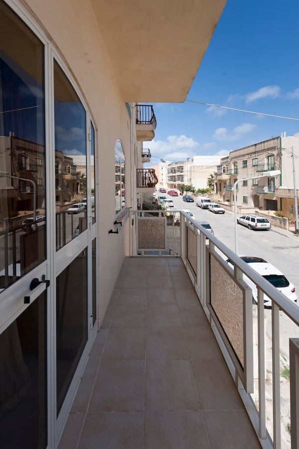Bellavista 3 Bedroom Apartment With A\/c - Malta International Airport (MLA)