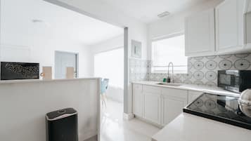 Quarto Deluxe, 1 cama queen-size e sofá-cama, não fumadores | Cozinha privada | Um frigorífico, um micro-ondas, um forno, uma placa de cozinha