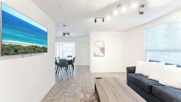 Apartamento família | Área de estar | Smart TV 50 cm com canais digitais, TV, Netflix