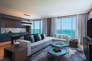 Suite (Regency) | Edredões de penas, minibar, cofre no quarto, secretária