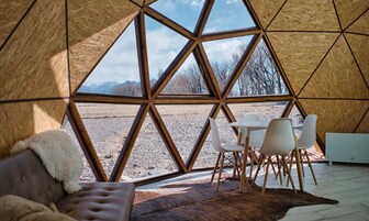 Quarto triplo premium | Área de estar | Dock para MP3