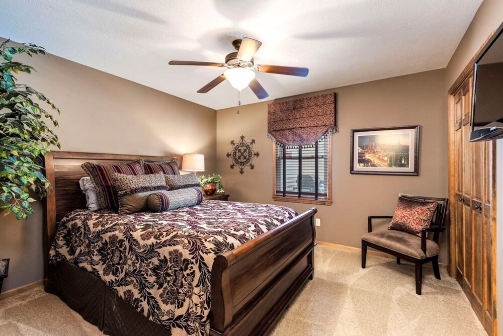 Grand Entertainer W/ Cinema⭐️deck⭐️bar⭐️fire Pit⭐️ - Parkville, MO