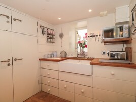 Um frigorífico, uma chaleira elétrica, uma torradeira 