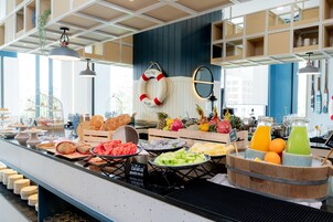 Pequeno-almoço tipo buffet diário mediante uma taxa 