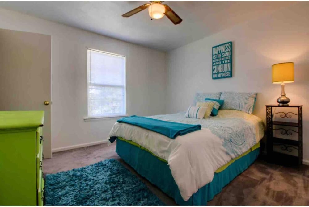 I Am A Quiet, 2br Townhouse W/ Pets Considered Near Downtown - Roanoke, VA