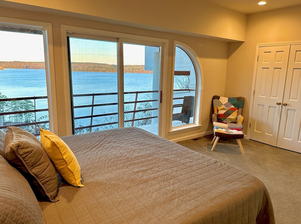 Luxury Pickwick Lake front Villa w/ sensational views & boatslip ...