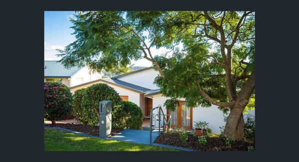 Five Bedroom House With Pool - Sleeps Up To 12 - Pambula