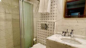 Quarto triplo econômico | Banheiro | Chuveiro/banheira combinados, chuveiro com efeito de chuva
