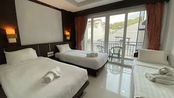 Quarto Triplo Familiar, 1 quarto, não fumadores, Vista para a cidade | 1 quarto, roupa de alta qualidade, minibar, cofre no quarto