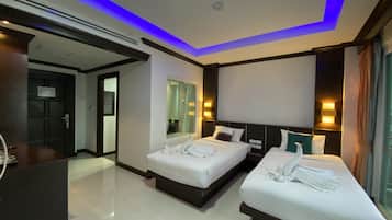 Quarto quádruplo luxo, 2 quartos, para não fumantes, vista para a cidade | Roupas de cama premium, frigobar, cofres nos quartos, escrivaninha