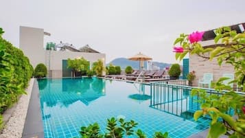 Piscina externa, funciona das 8h às 20h, espreguiçadeiras