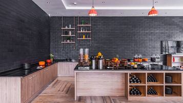 Pequeno-almoço tipo buffet diário (225 INR por pessoa)