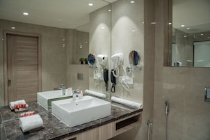 Quarto Presidencial | Casa de banho | Um polibã, um chuveiro fixo, toalhas fornecidas