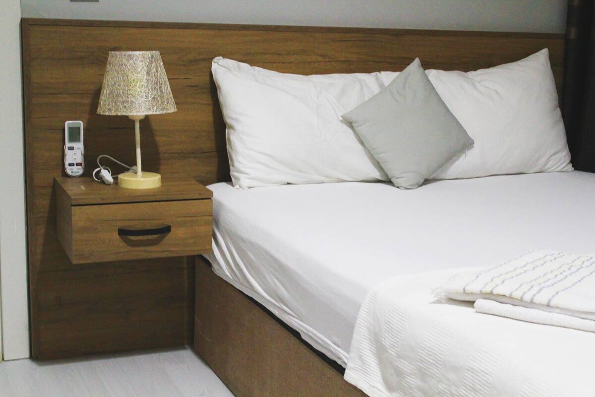 Quarto Duplo Premium | Lençóis italianos Frette, roupa de alta qualidade, secretária 