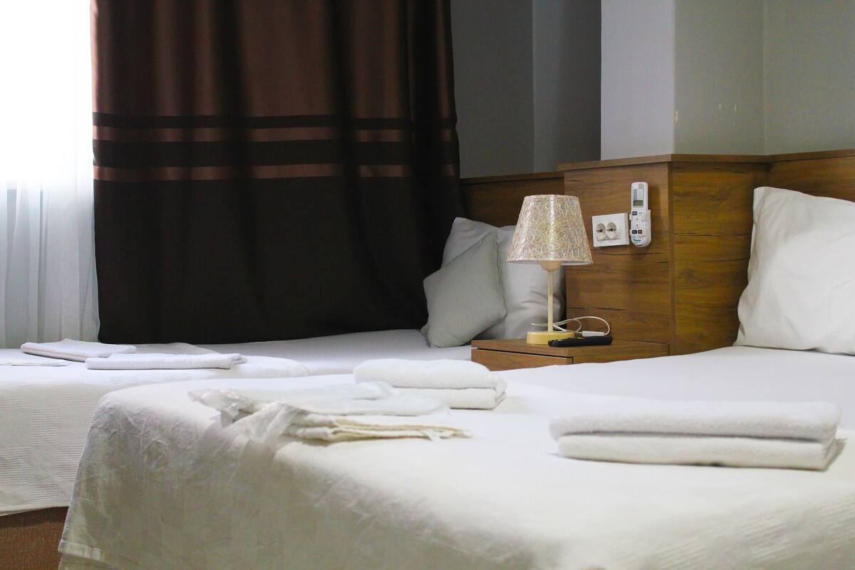 Quarto Triplo Premium | Lençóis italianos Frette, roupa de alta qualidade, secretária 